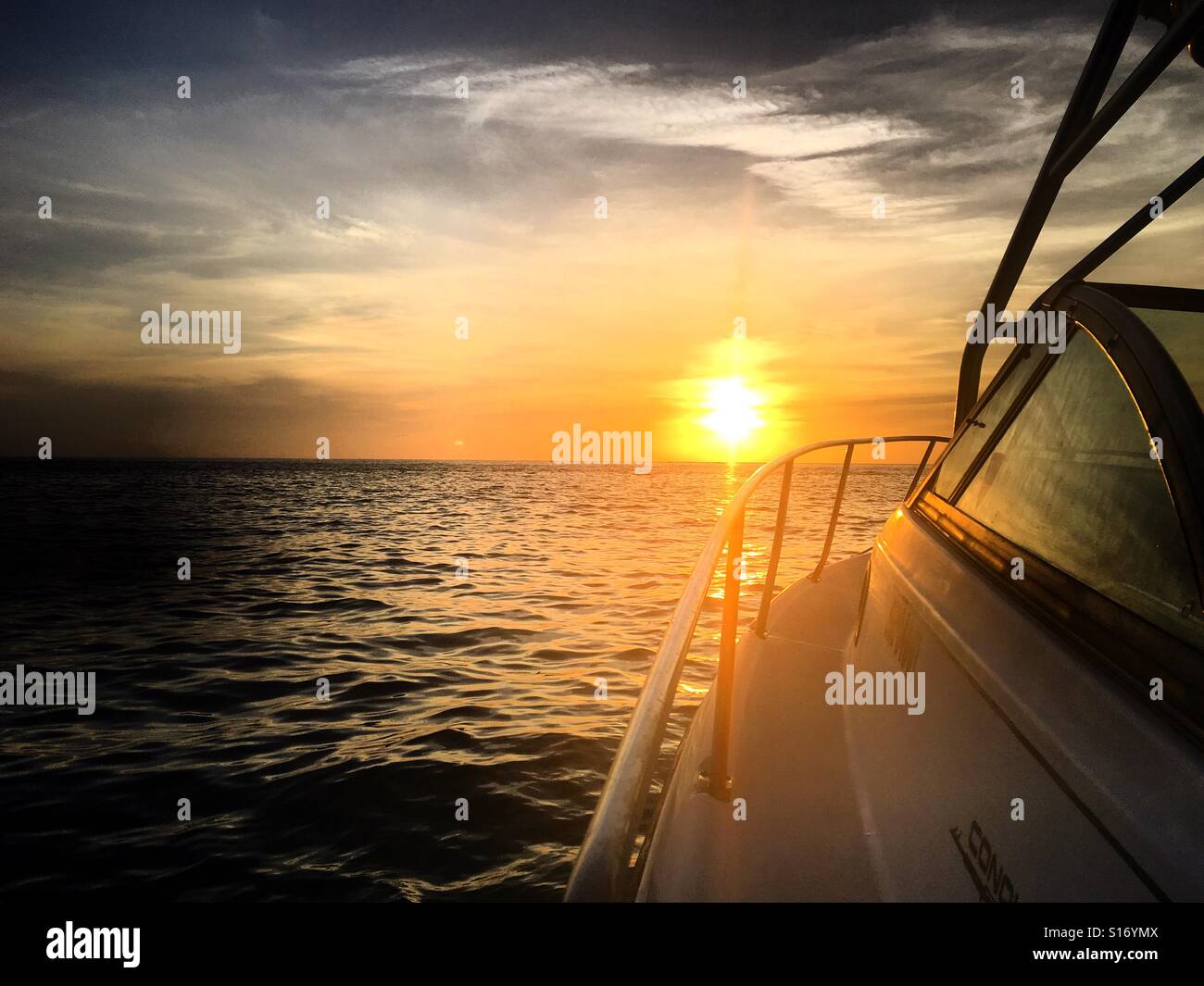 Sunset sea boat hi-res stock photography and images - Alamy