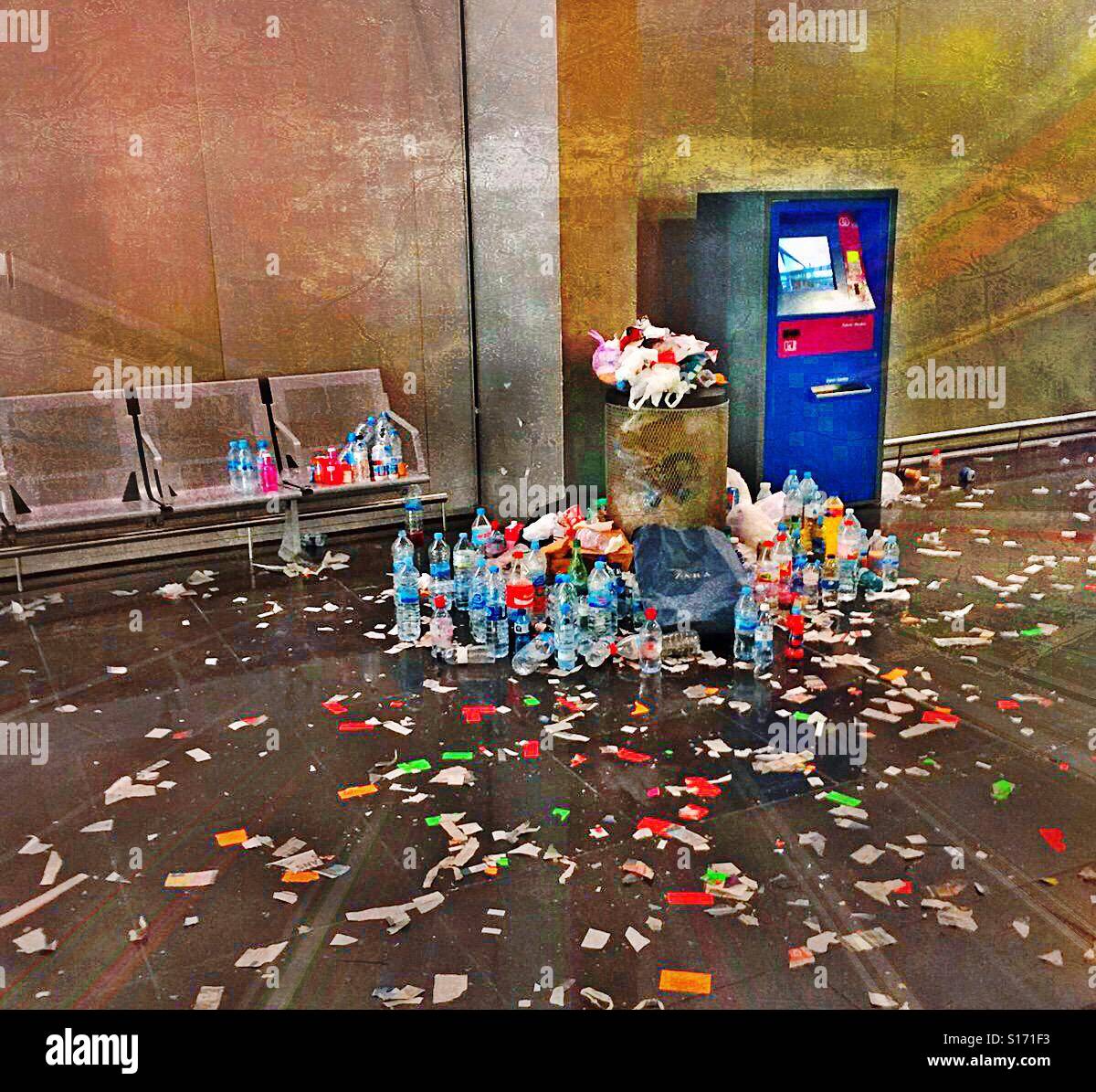 Overflowing garbage, too much rubbish Stock Photo - Alamy