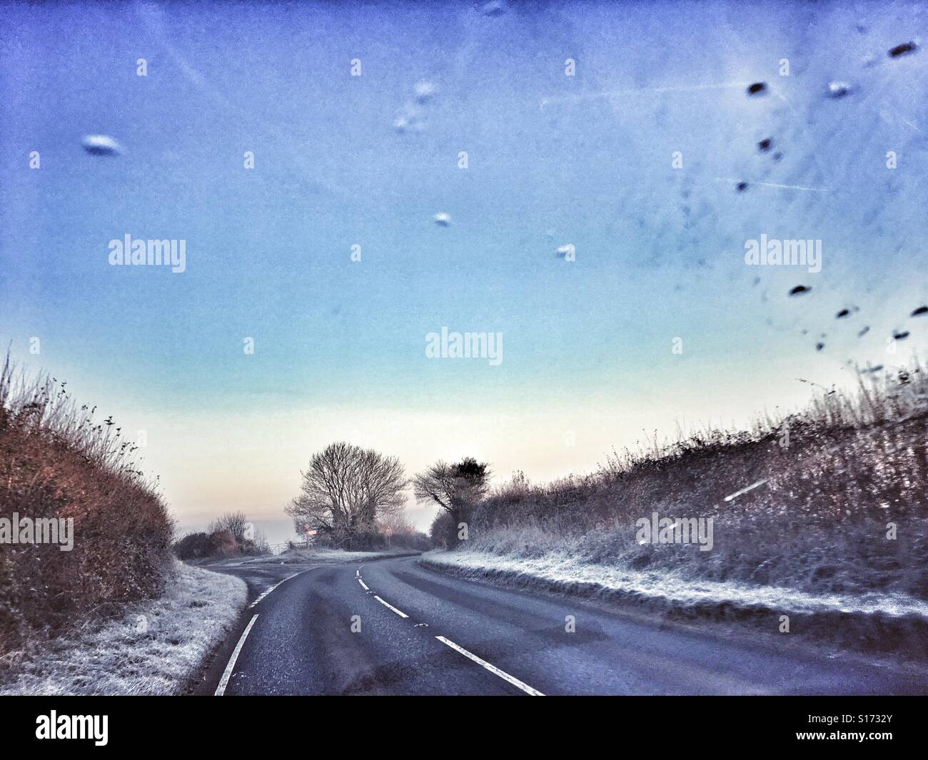 Car at fork in the road hi-res stock photography and images - Alamy