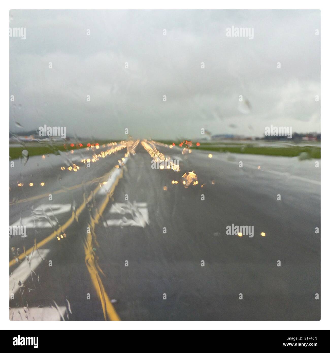 Rainy airport runway hi-res stock photography and images - Alamy