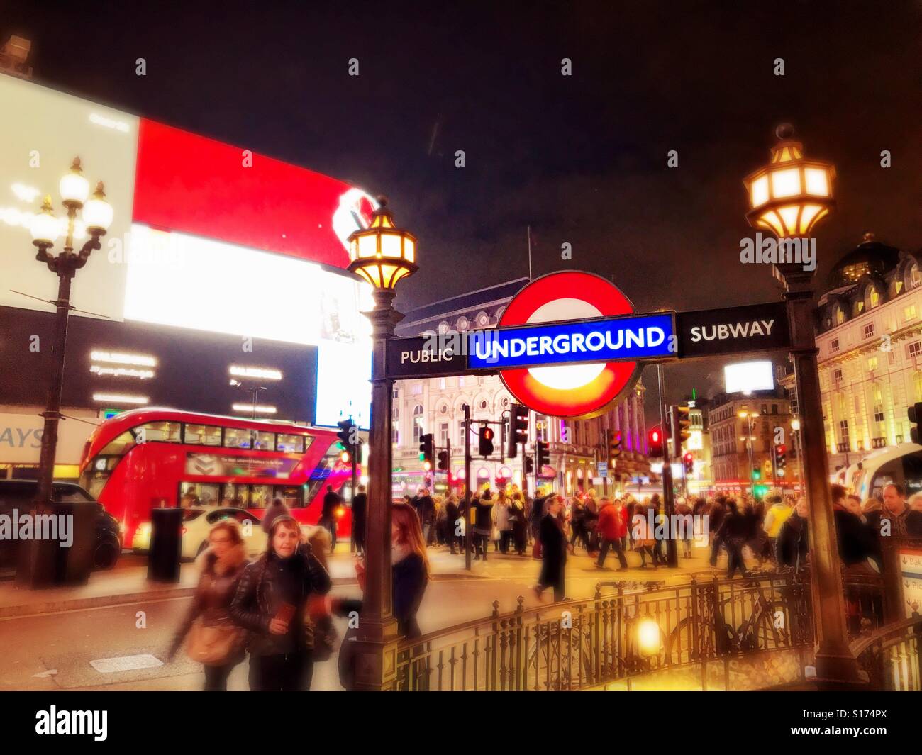 London piccadilly at night hi-res stock photography and images - Alamy