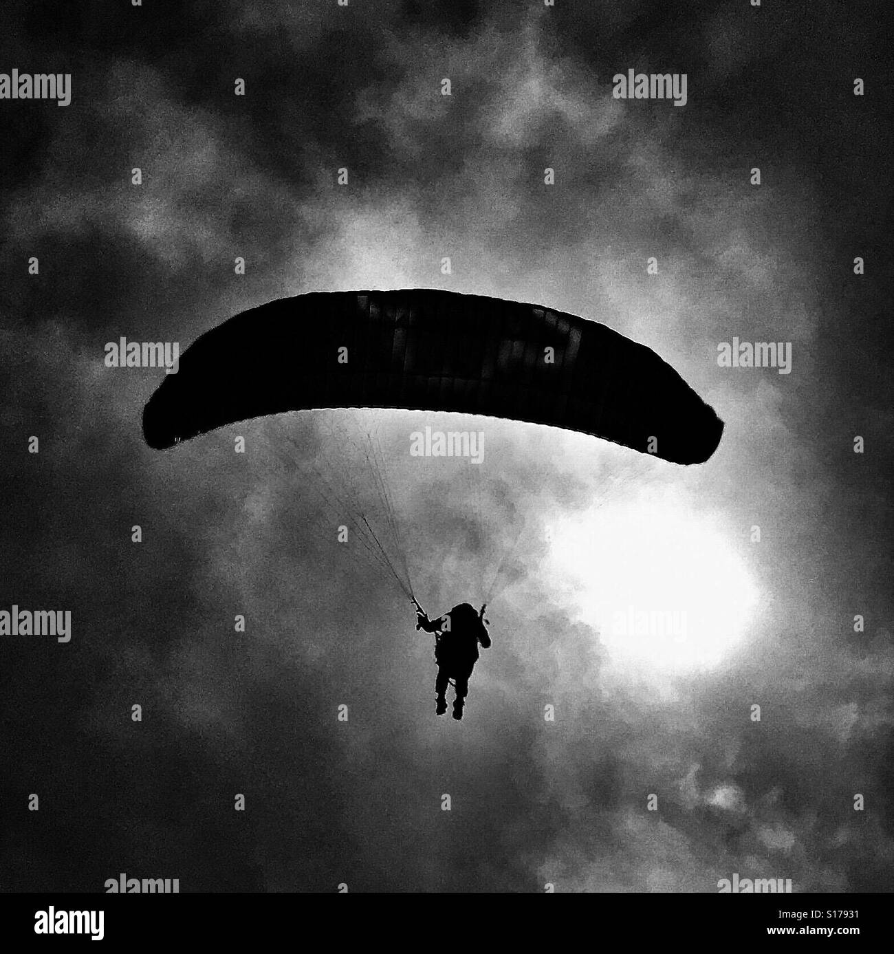 Black paragliding hi-res stock photography and images - Alamy