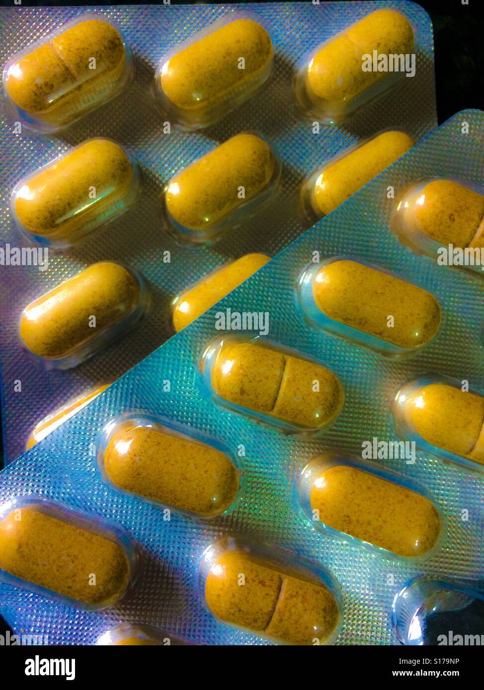 Yellow capsule pills hi-res stock photography and images - Alamy