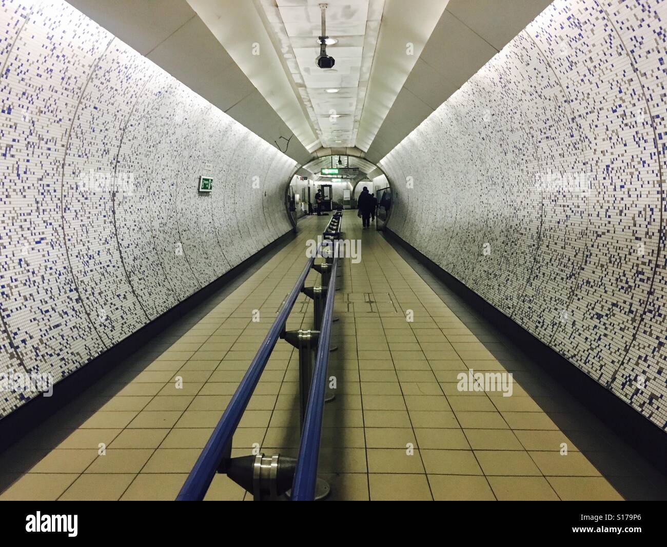 London underground green tiles hi-res stock photography and images - Alamy