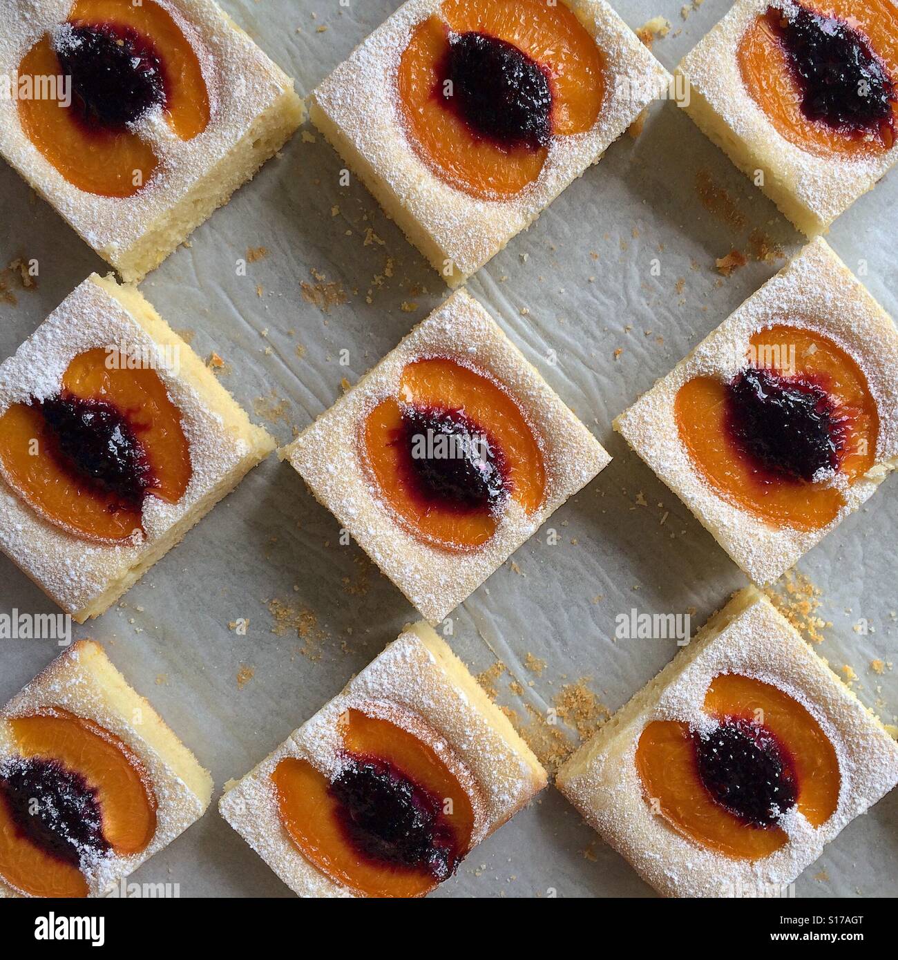 Tray bake cake hi-res stock photography and images - Alamy