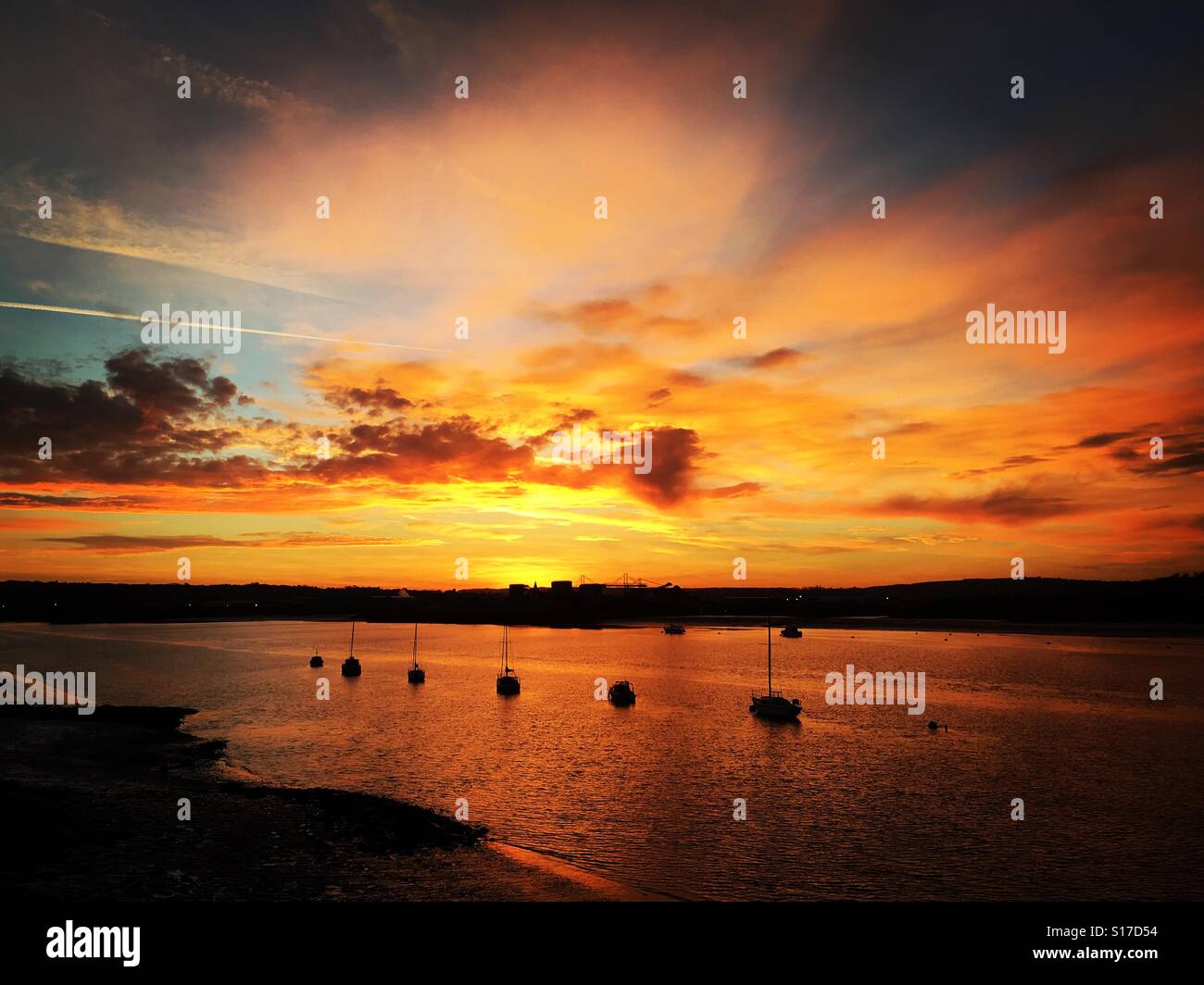 Beautiful sunset clouds colours hi-res stock photography and images - Alamy