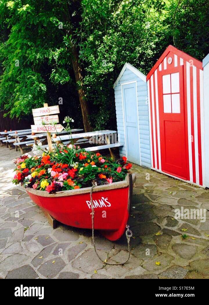 Pub courtyard and tables hi-res stock photography and images - Alamy