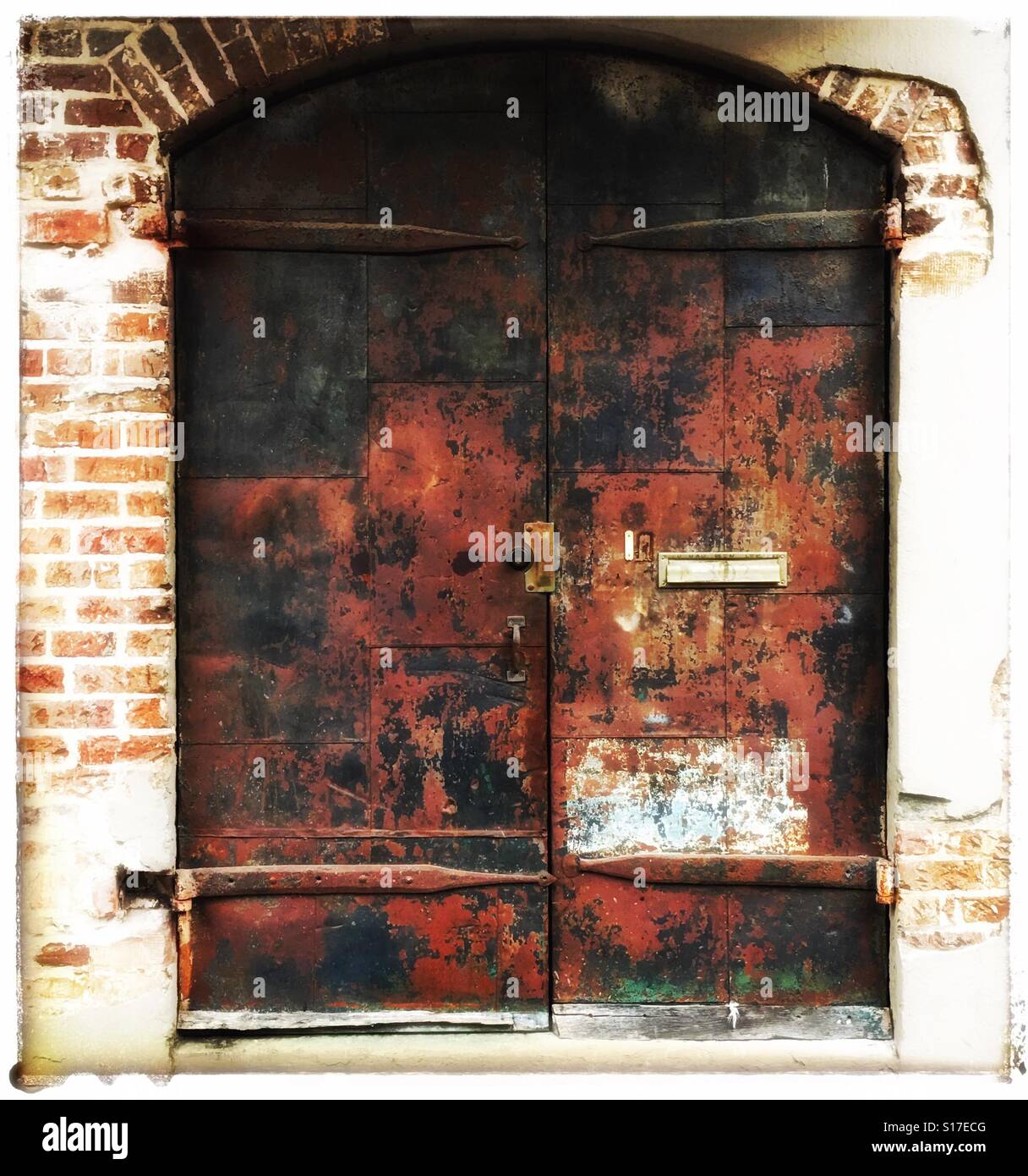 Iron doors hi-res stock photography and images - Alamy