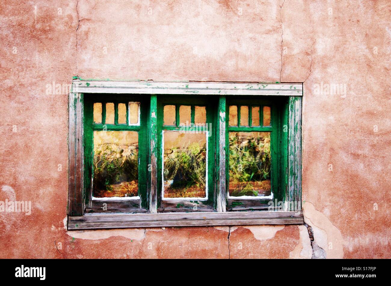 Green chippy paint hi-res stock photography and images - Alamy