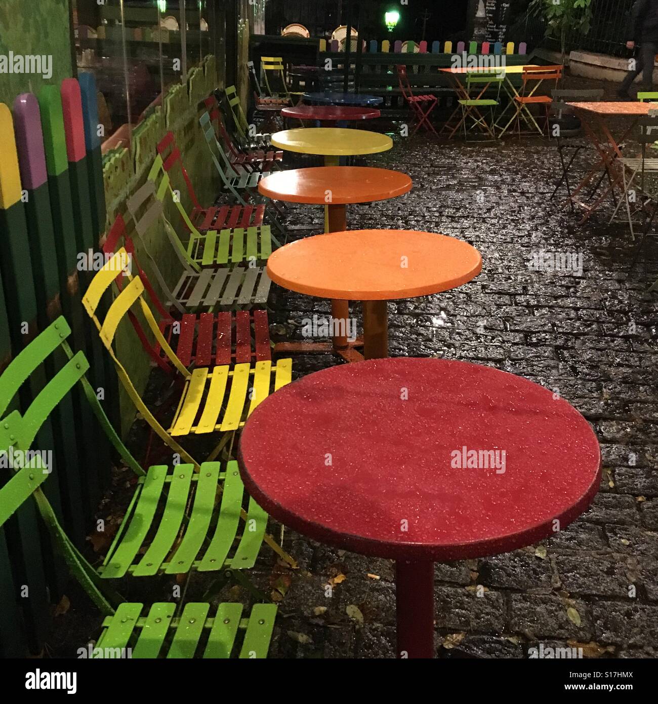 Paris cafe tables hi-res stock photography and images - Alamy