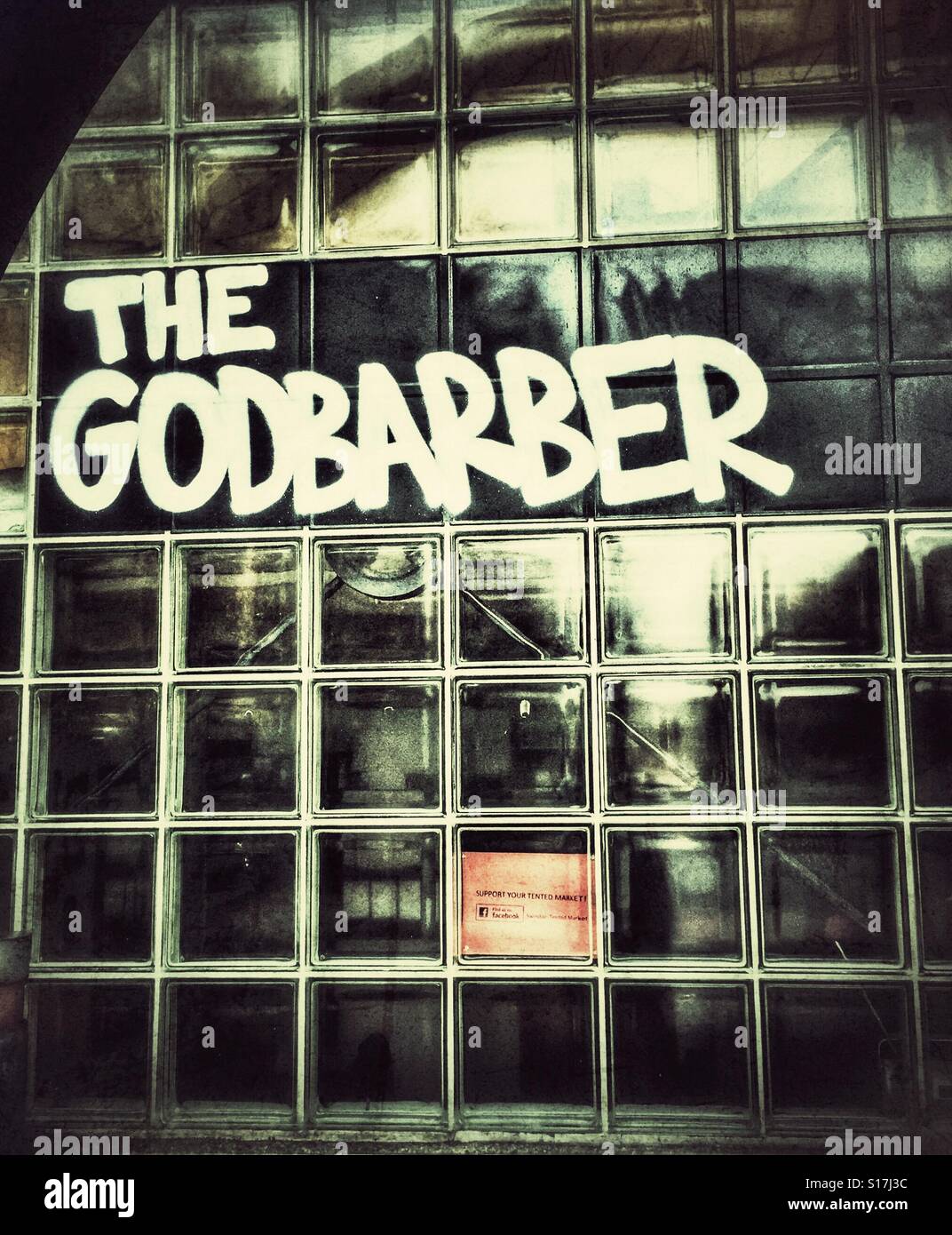 Mens barber hi-res stock photography and images - Alamy