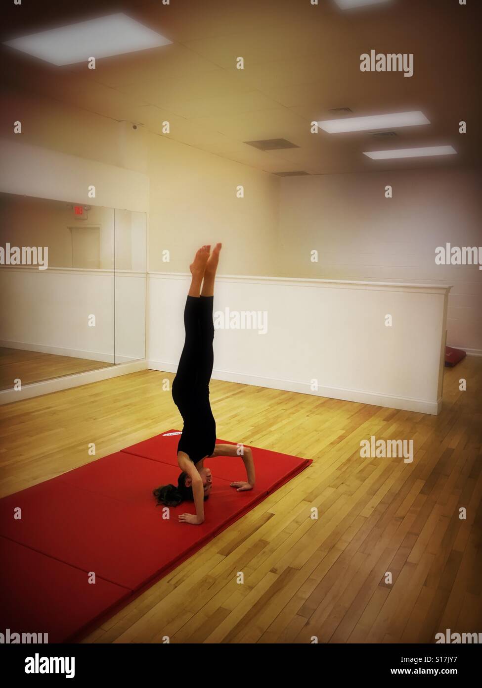 Headstand hi-res stock photography and images - Alamy