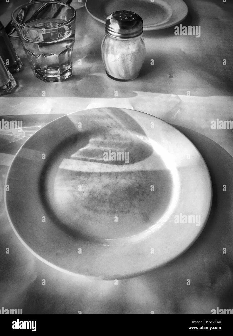 Empty plates hi-res stock photography and images - Alamy