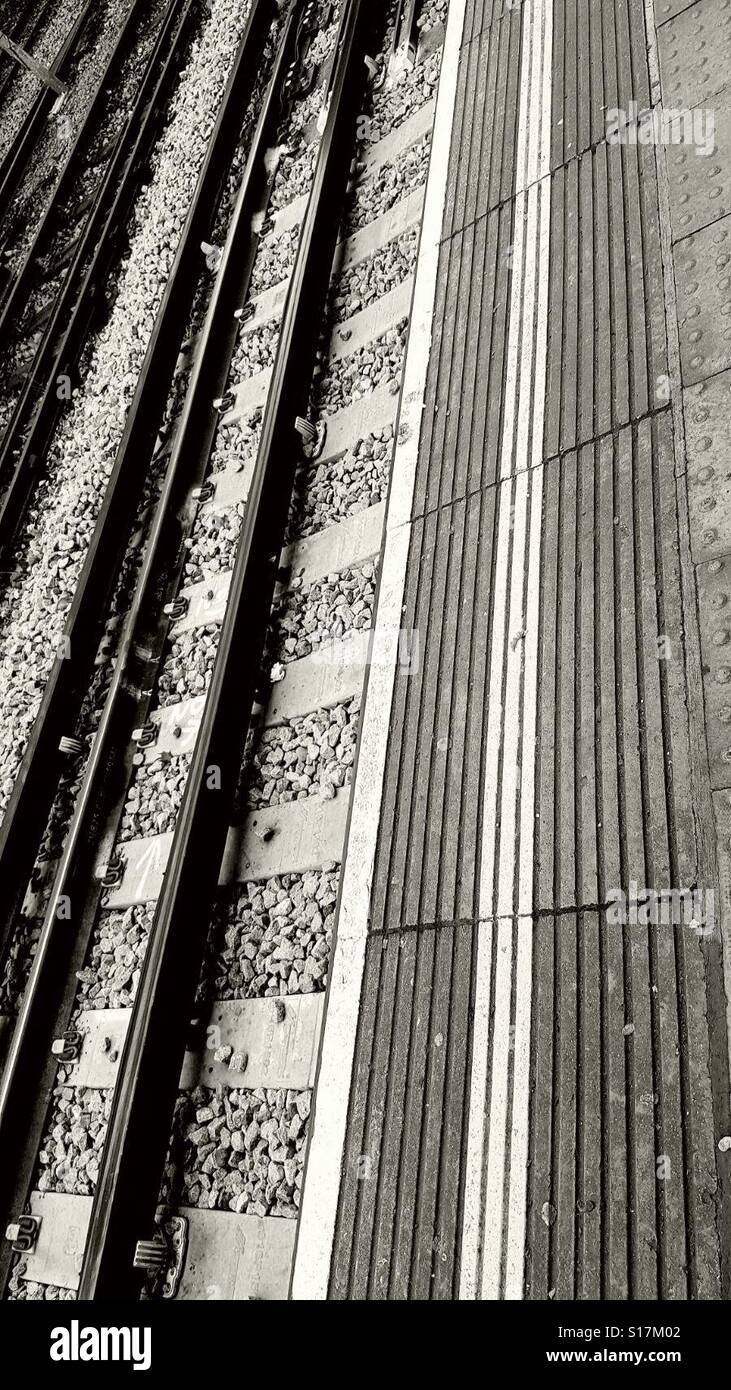 Tube line tracks hi-res stock photography and images - Alamy