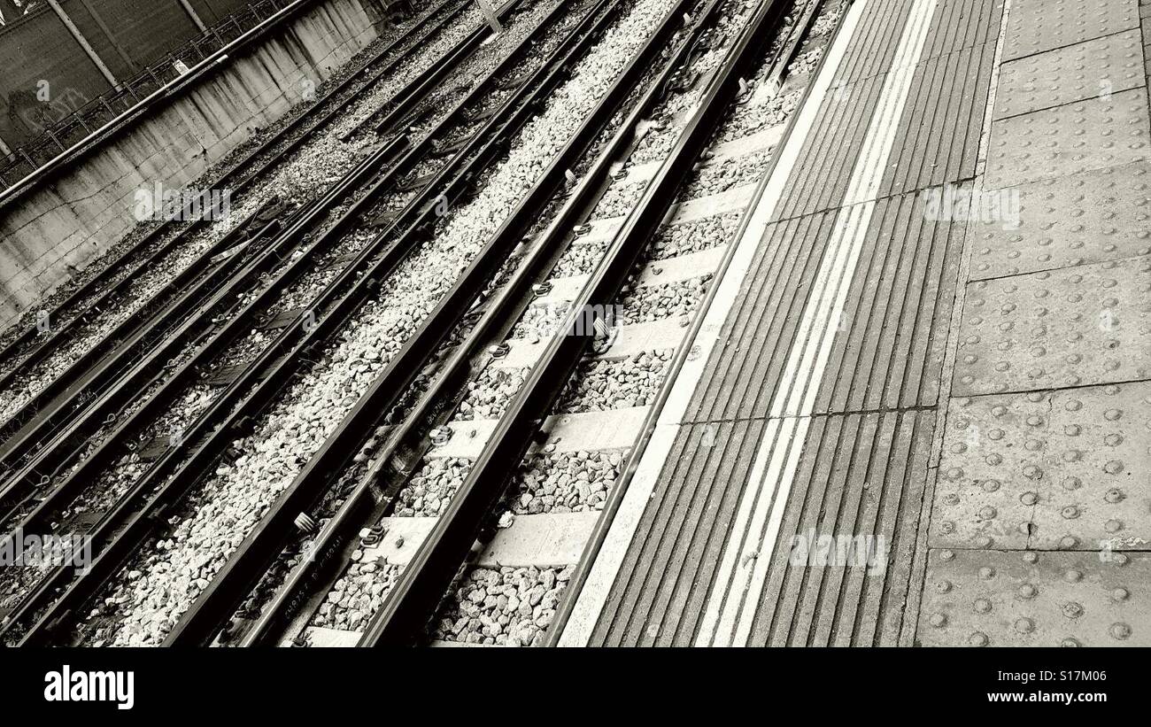 London underground track hi-res stock photography and images - Alamy