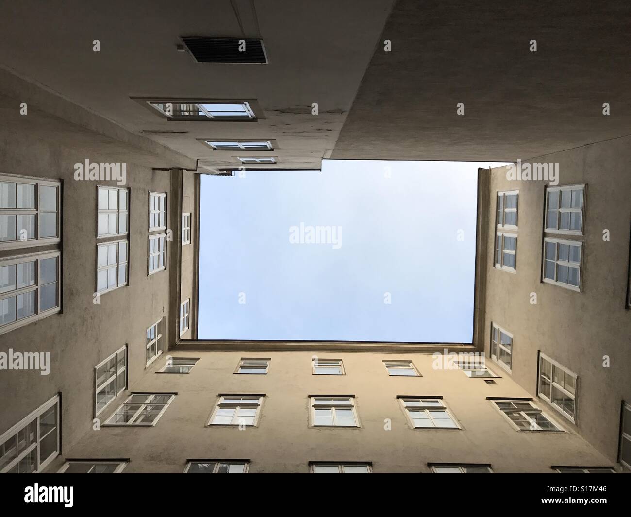 Looking up to sky buildings hi-res stock photography and images - Alamy