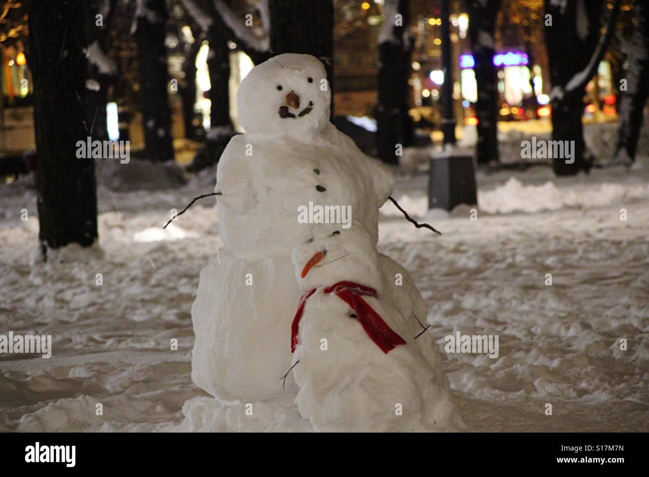 Two snowmen hi-res stock photography and images - Alamy