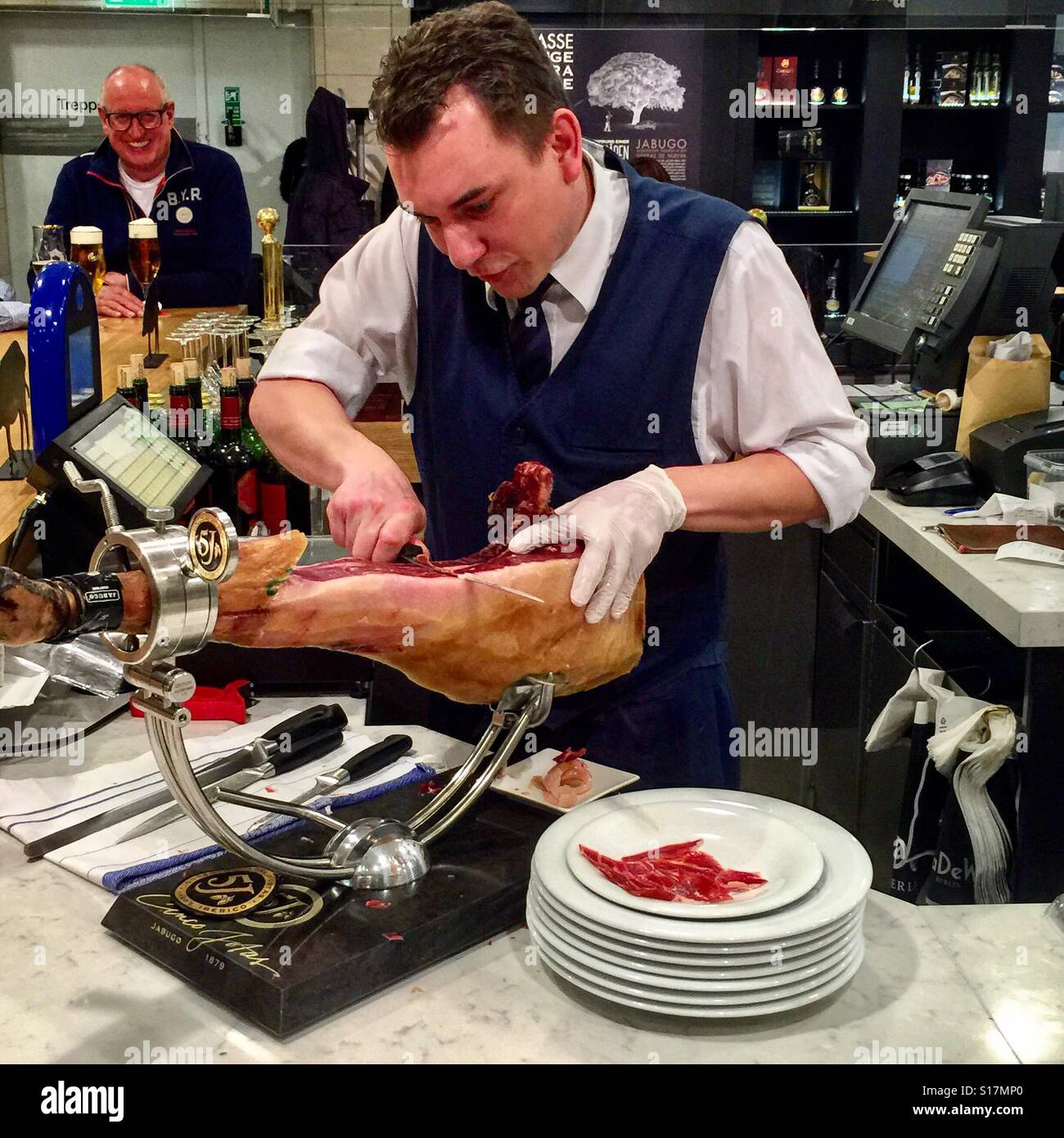 Slicing ham hi-res stock photography and images - Alamy