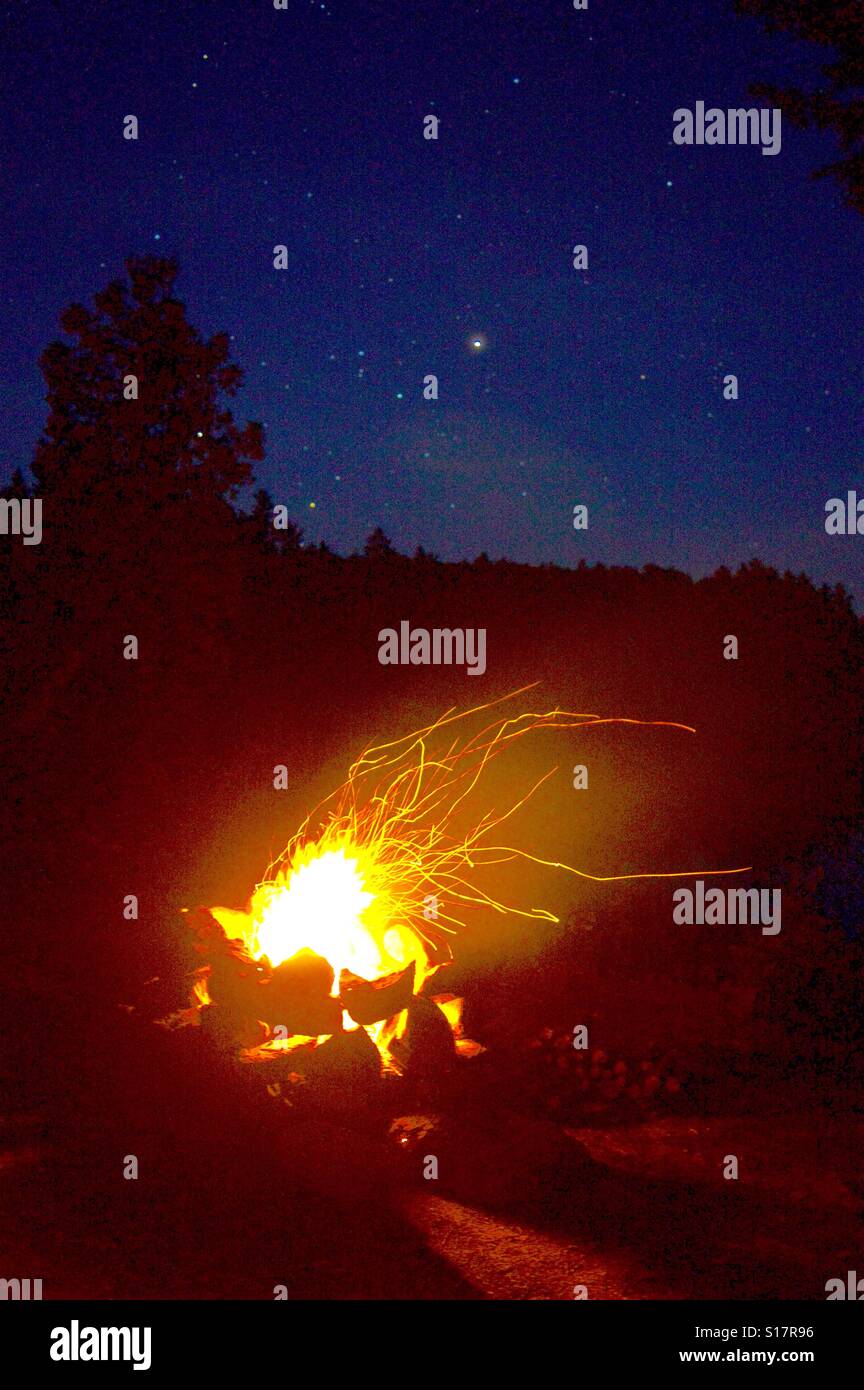Campfire under the stars hi-res stock photography and images - Alamy