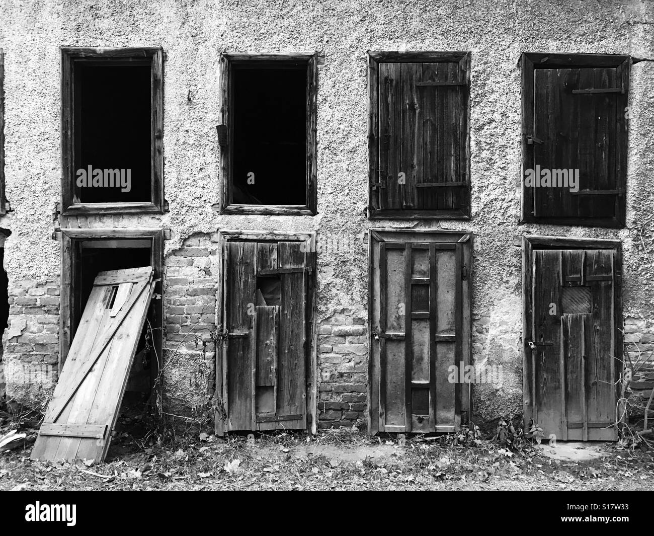 Run down doors hi-res stock photography and images - Alamy