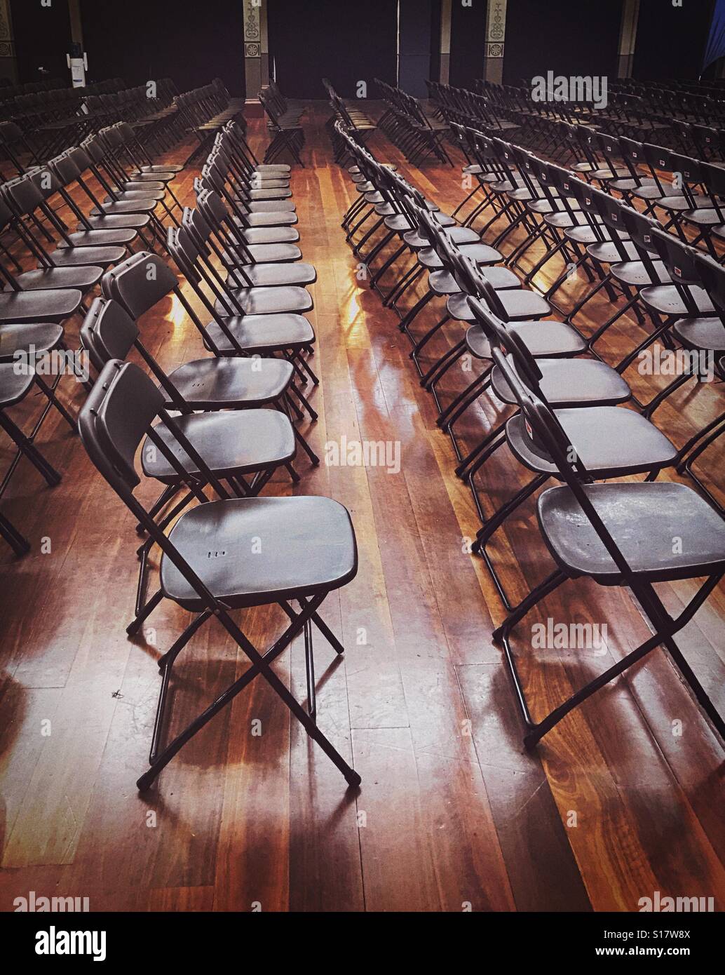 Chairs wooden floor hi-res stock photography and images - Alamy