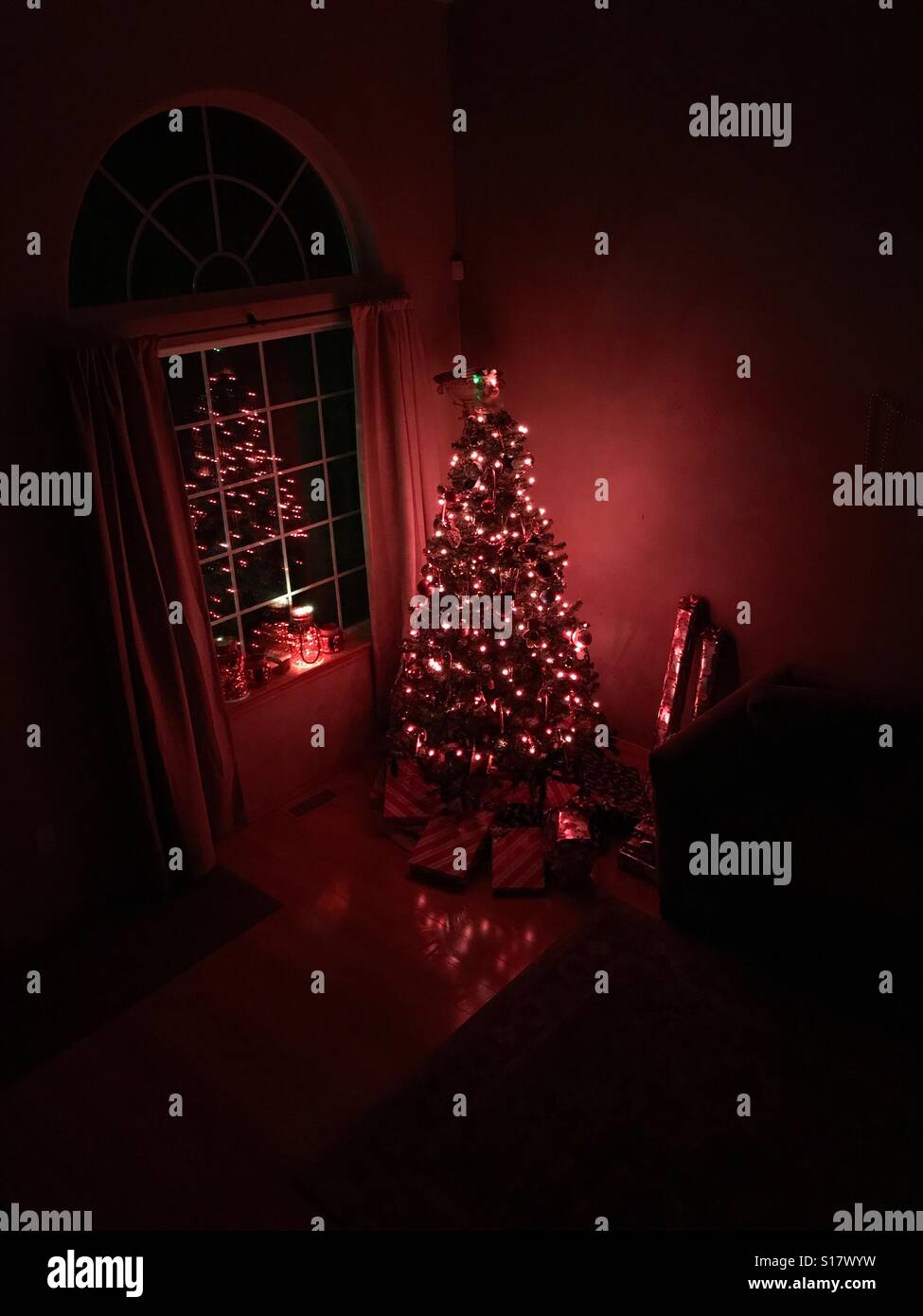 A red Christmas Stock Photo - Alamy