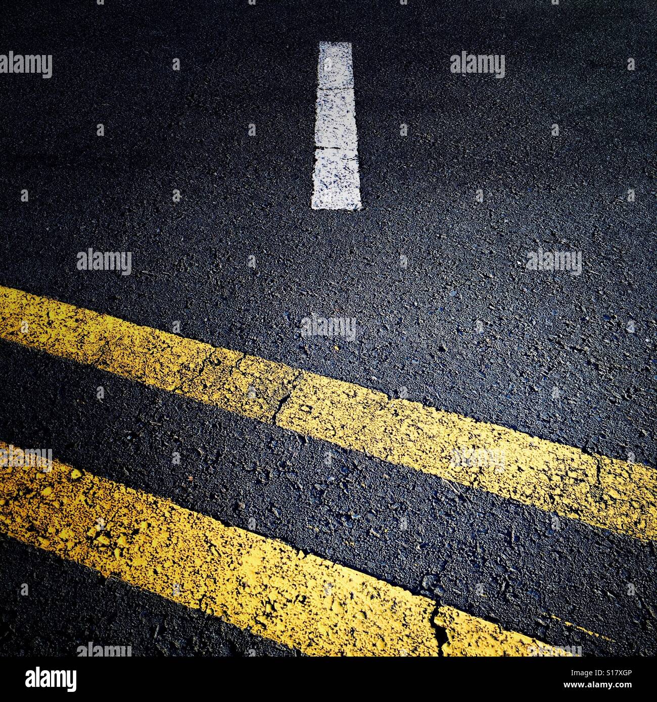 White road marking lines hi-res stock photography and images - Alamy