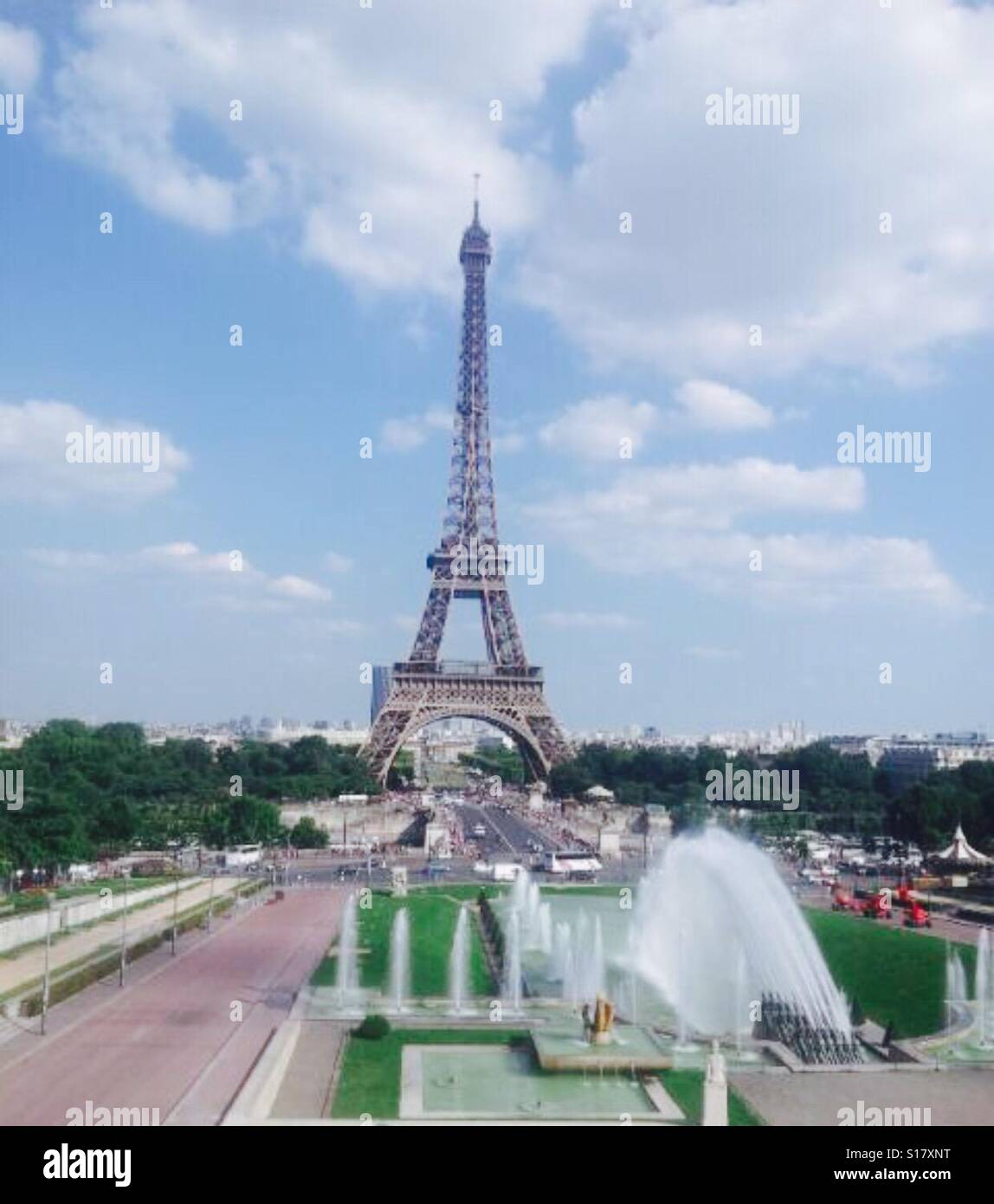 Daytime paris hi-res stock photography and images - Alamy