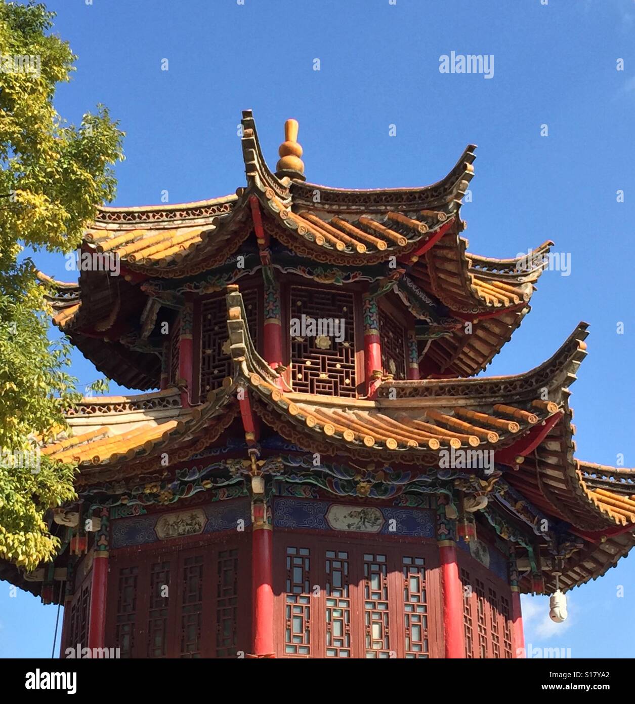 Chinese pavilion against a blue sky hi-res stock photography and images ...