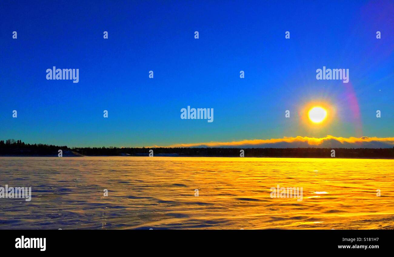 Shoreline frozen lake smartphone stock photos and images - Alamy