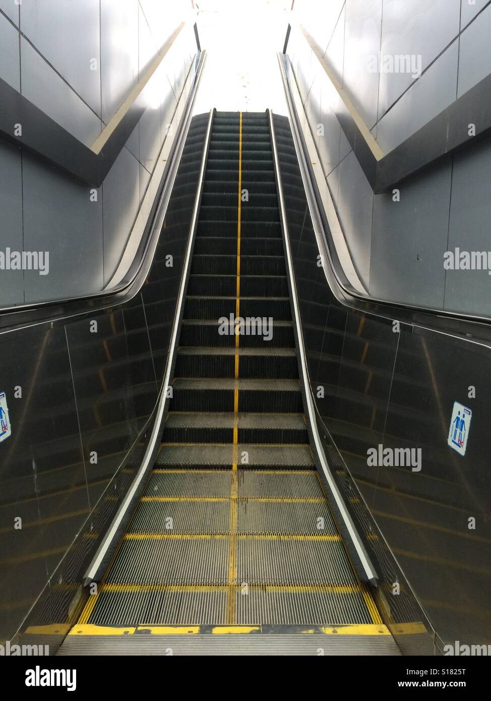 Escalator to platform hi-res stock photography and images - Alamy