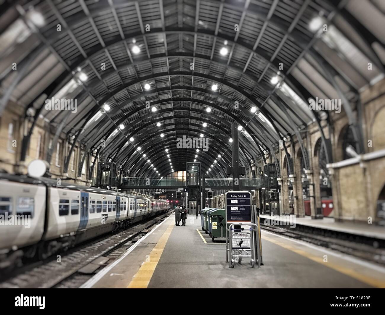 Kings cross station platform hi-res stock photography and images - Alamy