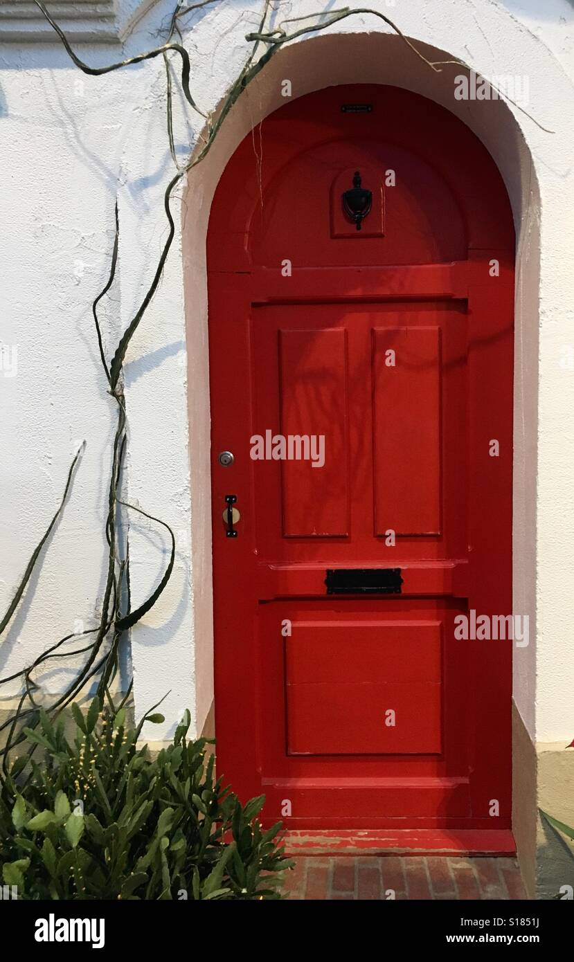 Red portal hi-res stock photography and images - Alamy