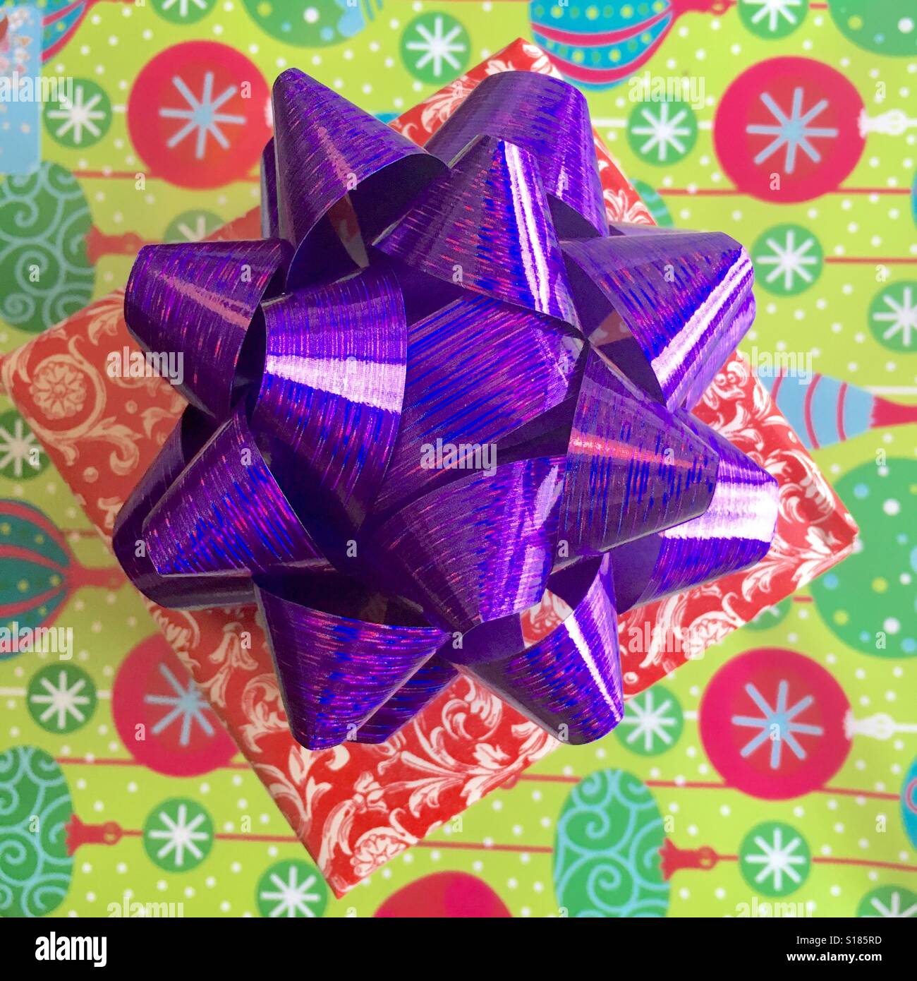 Purple christmas gift hi-res stock photography and images - Alamy