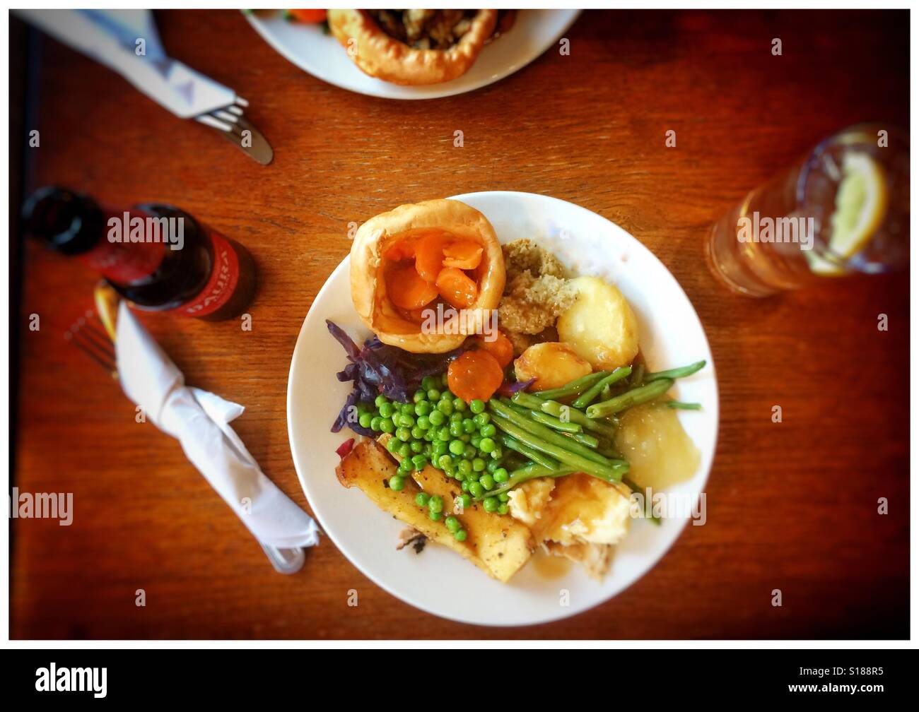 Pub dinner hi-res stock photography and images - Alamy