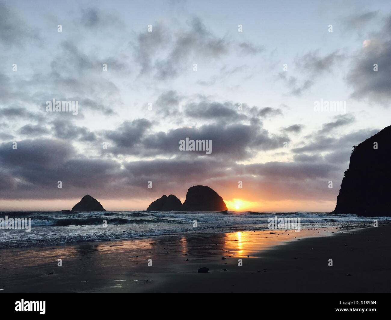 Cliff oceanside beach cliff oceanside hi-res stock photography and images - Alamy