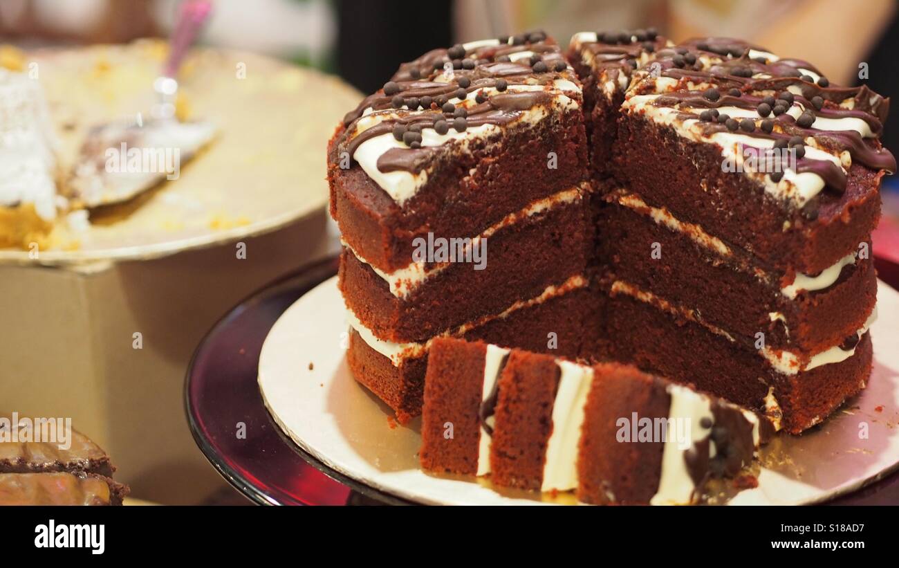Red velvet layer cake hi-res stock photography and images - Alamy