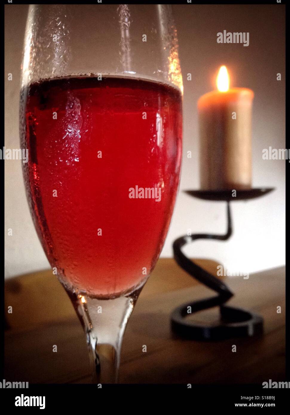 A glass of sparkling Cava rosé Stock Photo - Alamy