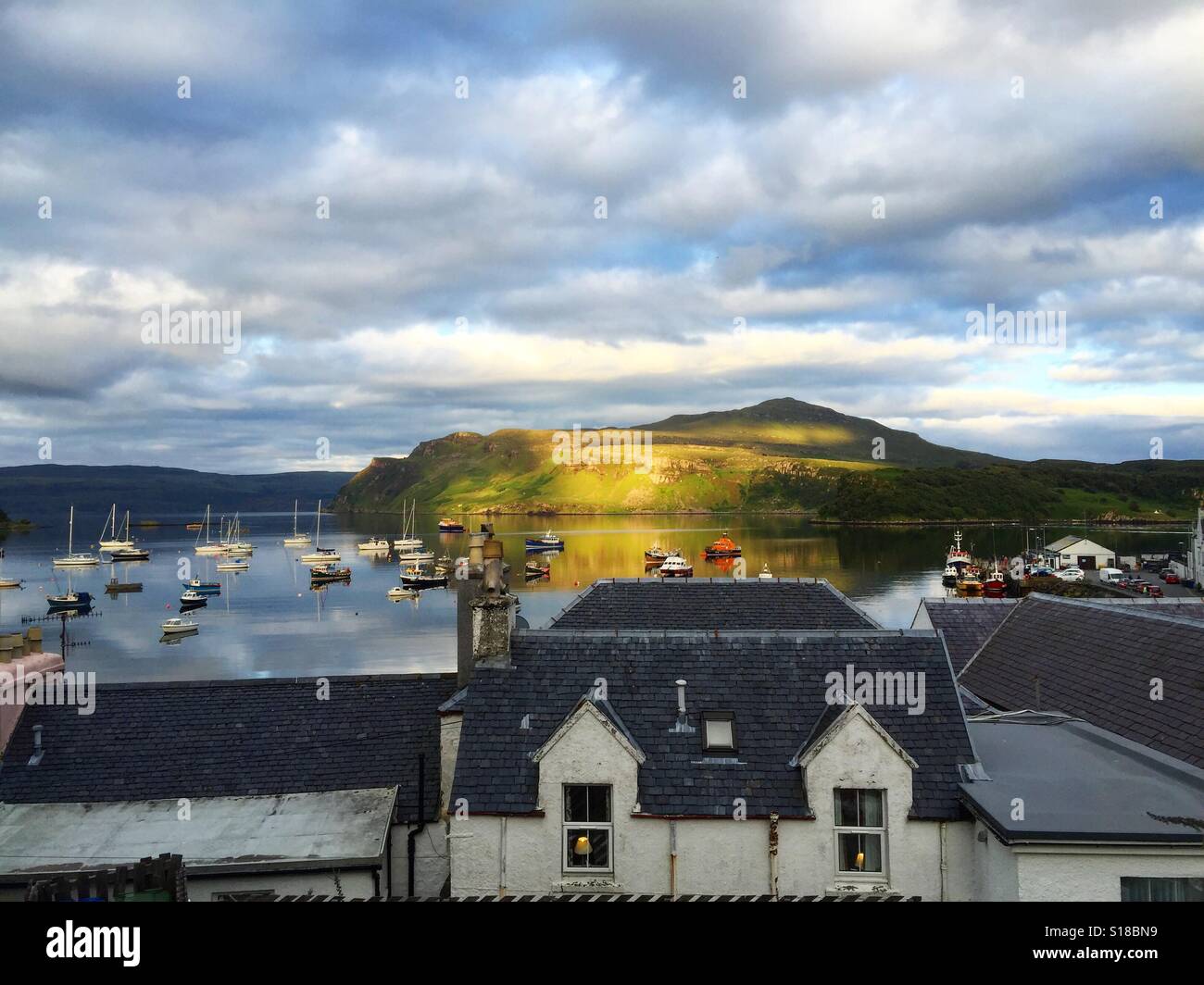 Sun-kissed bay in Portree, Isle of Skye Stock Photo - Alamy