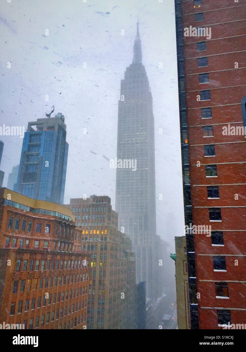 Empire State building and other midtown Manhattan buildings in ...