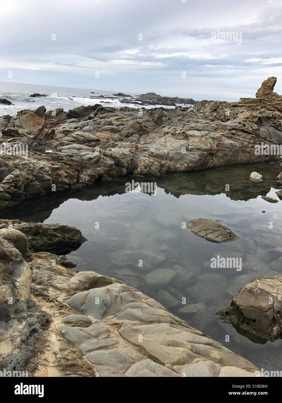 Rock pool by the pacific Stock Photo - Alamy