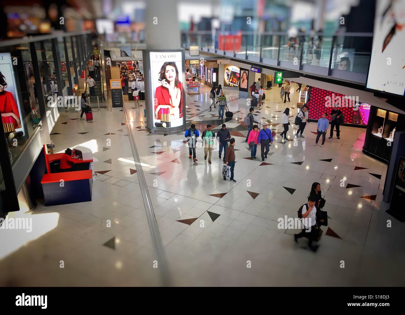 Airport shopping mall hi-res stock photography and images - Alamy