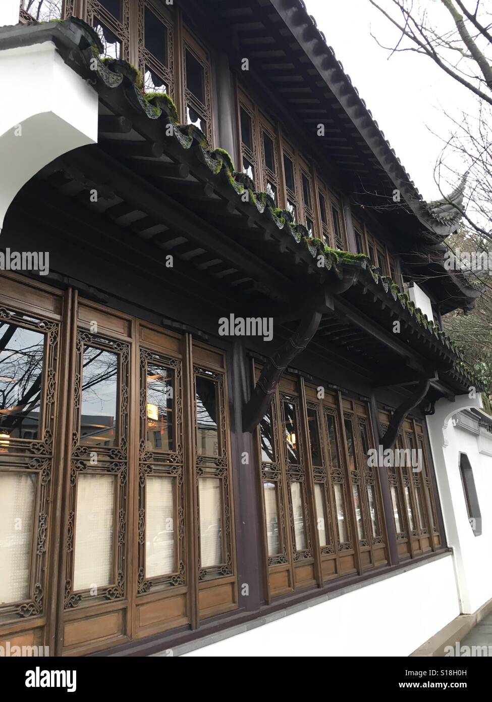 Chinese garden window hi-res stock photography and images - Alamy