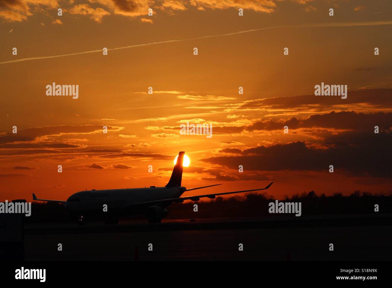 Airplanes Sunset High Resolution Stock Photography and Images - Alamy