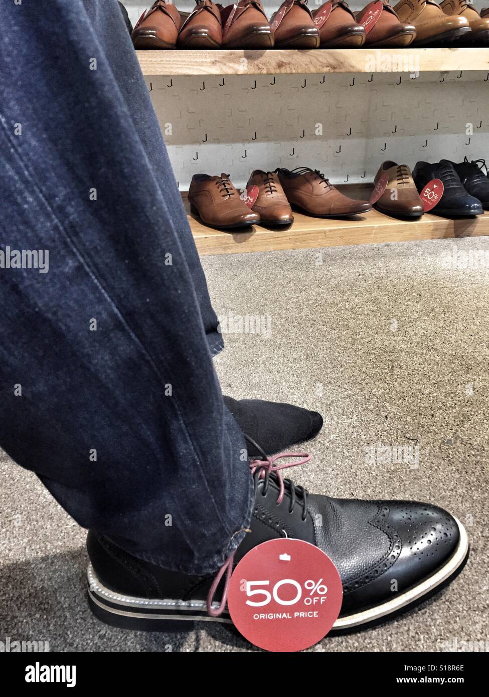 Shoes shopping hi-res stock photography and images - Alamy