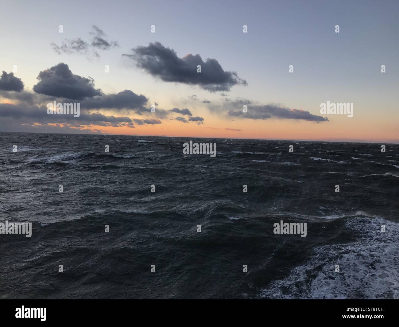 Grey ocean sky hi-res stock photography and images - Alamy
