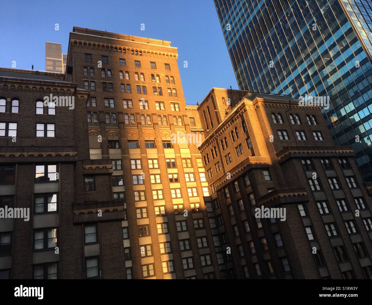 Buildings shining hi-res stock photography and images - Alamy