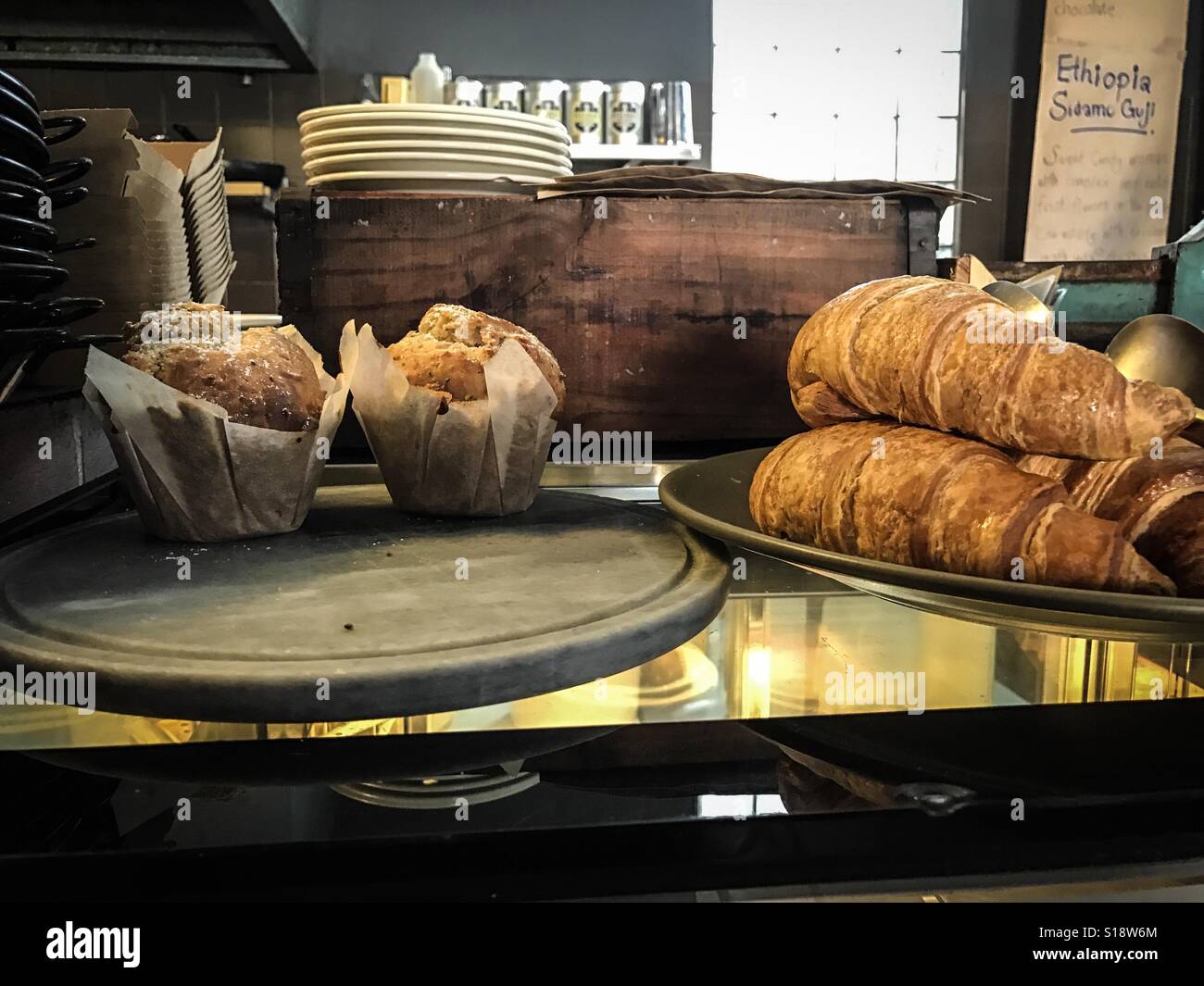 Vitrine food hi-res stock photography and images - Alamy
