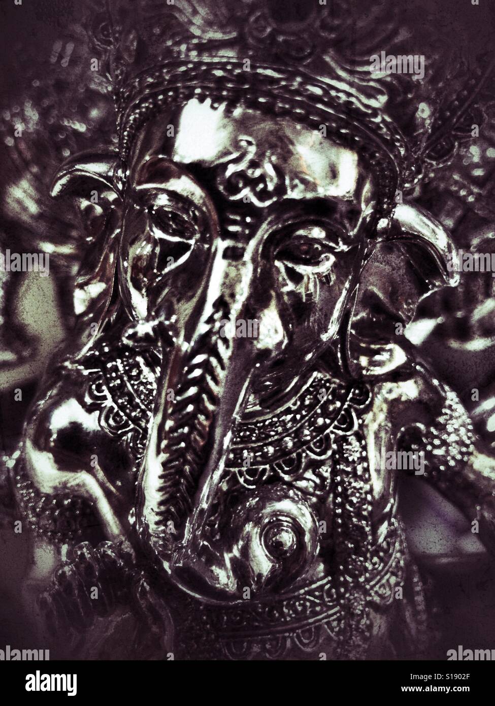 Silver statue hi-res stock photography and images - Alamy