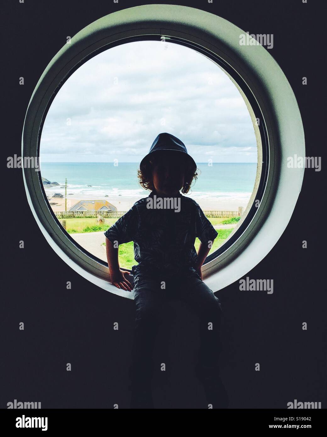 Circular silhouette hi-res stock photography and images - Alamy